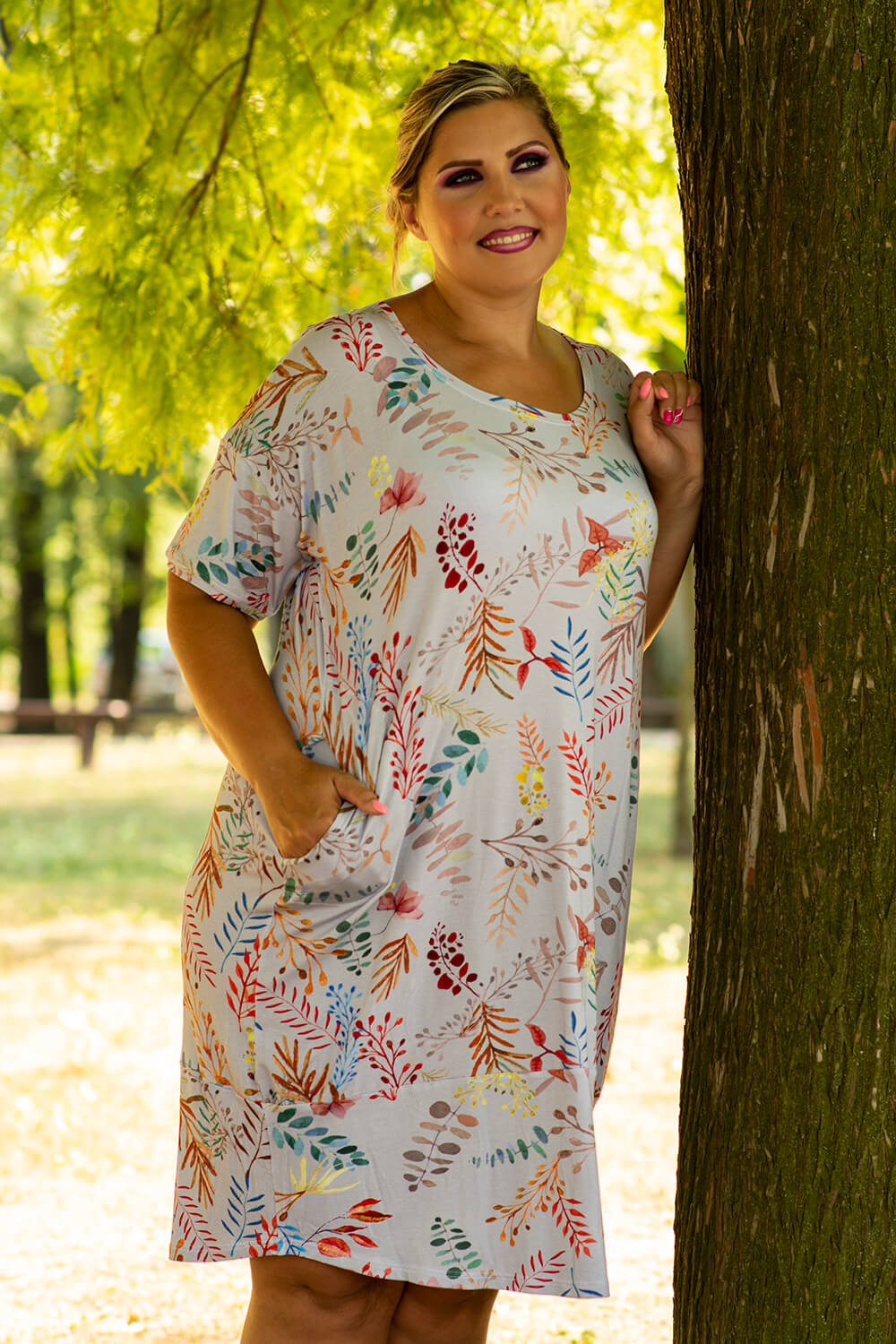 Egyedi stílus, fiatalos molett ruhák, elegáns divat.